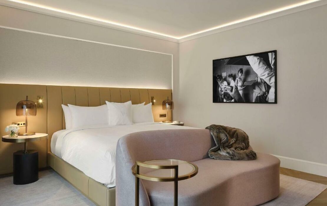 Vogue Hotel Montreal Downtown, Curio Collection by Hilton, Montréal, Canada