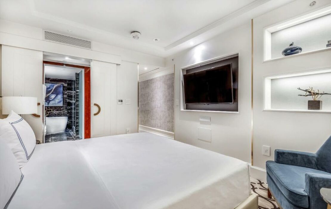 AZUR Legacy Collection Hotel, a Design Boutique Hotel Vancouver, Canada