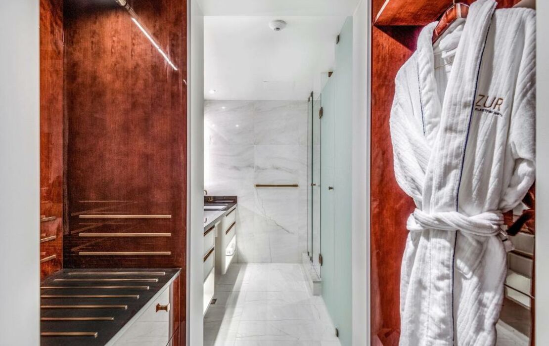 AZUR Legacy Collection Hotel, a Design Boutique Hotel Vancouver, Canada