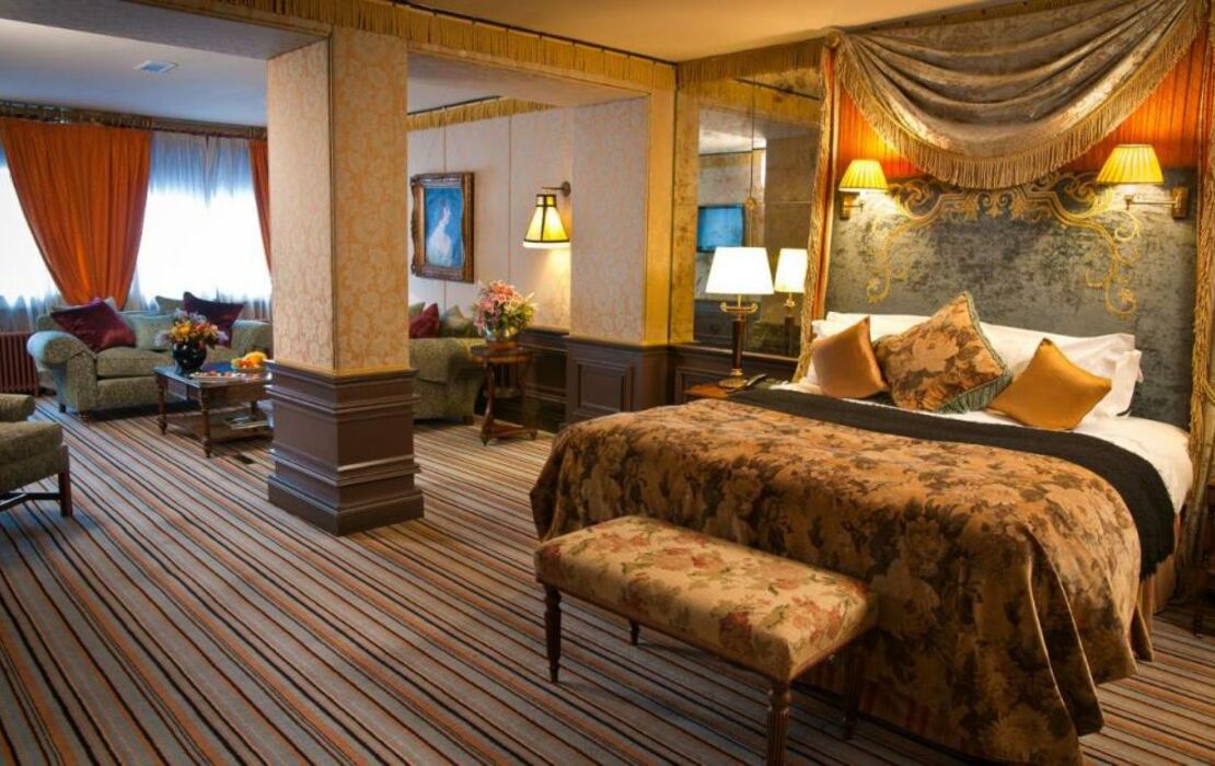 Merchant hotel store